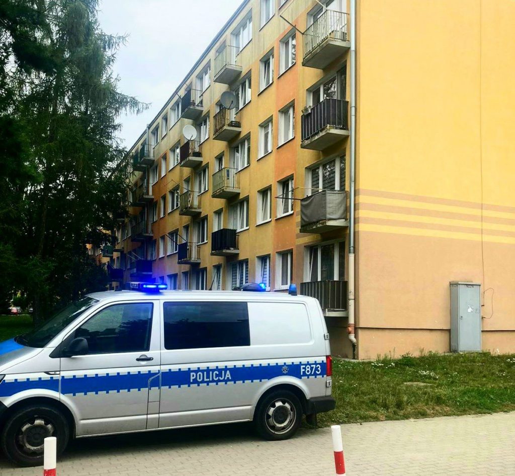 O krok od tragedii! Na parapecie okna na II piętrze bloku siedziała 4-letnia dziewczynka ...